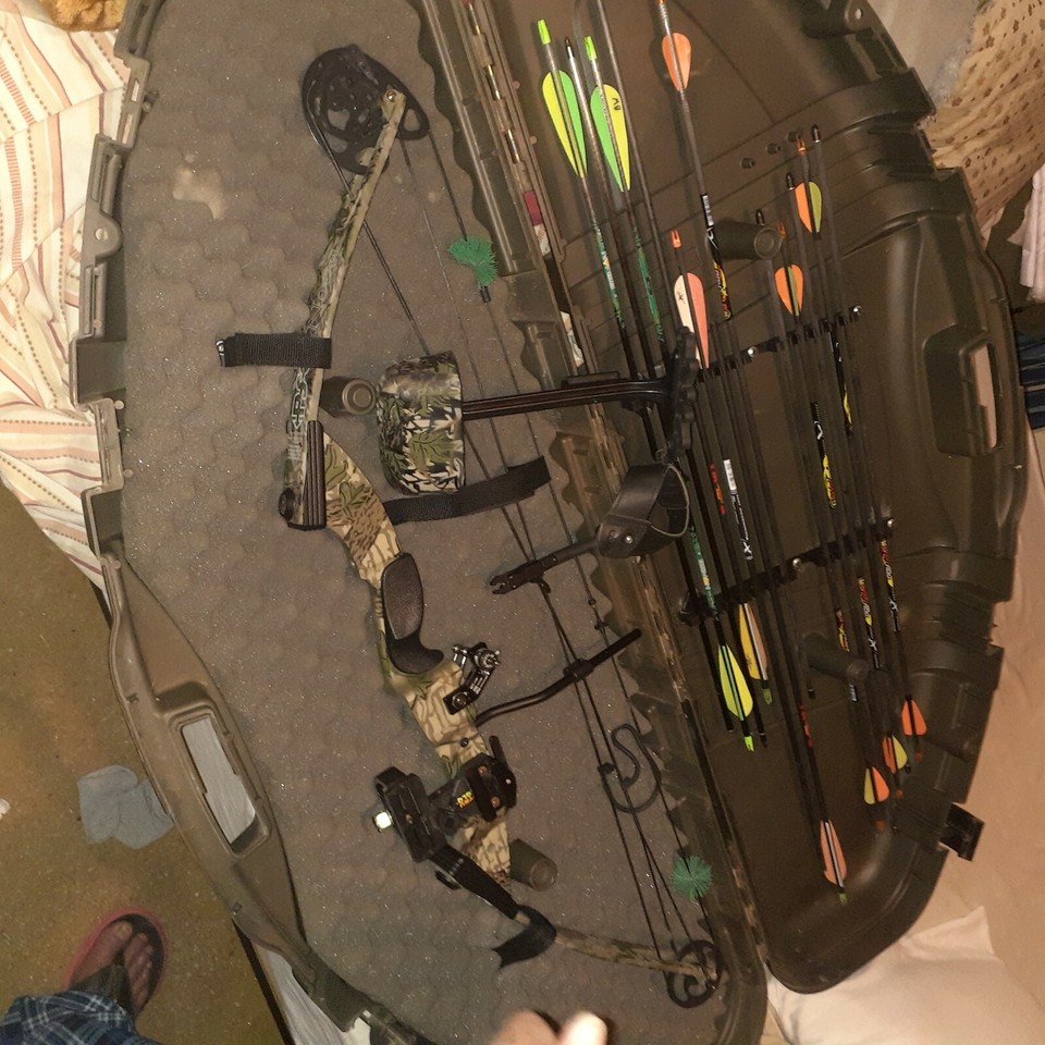 hunting bow archery PSE NOVA 70 lbs draw come with case and arrows ...