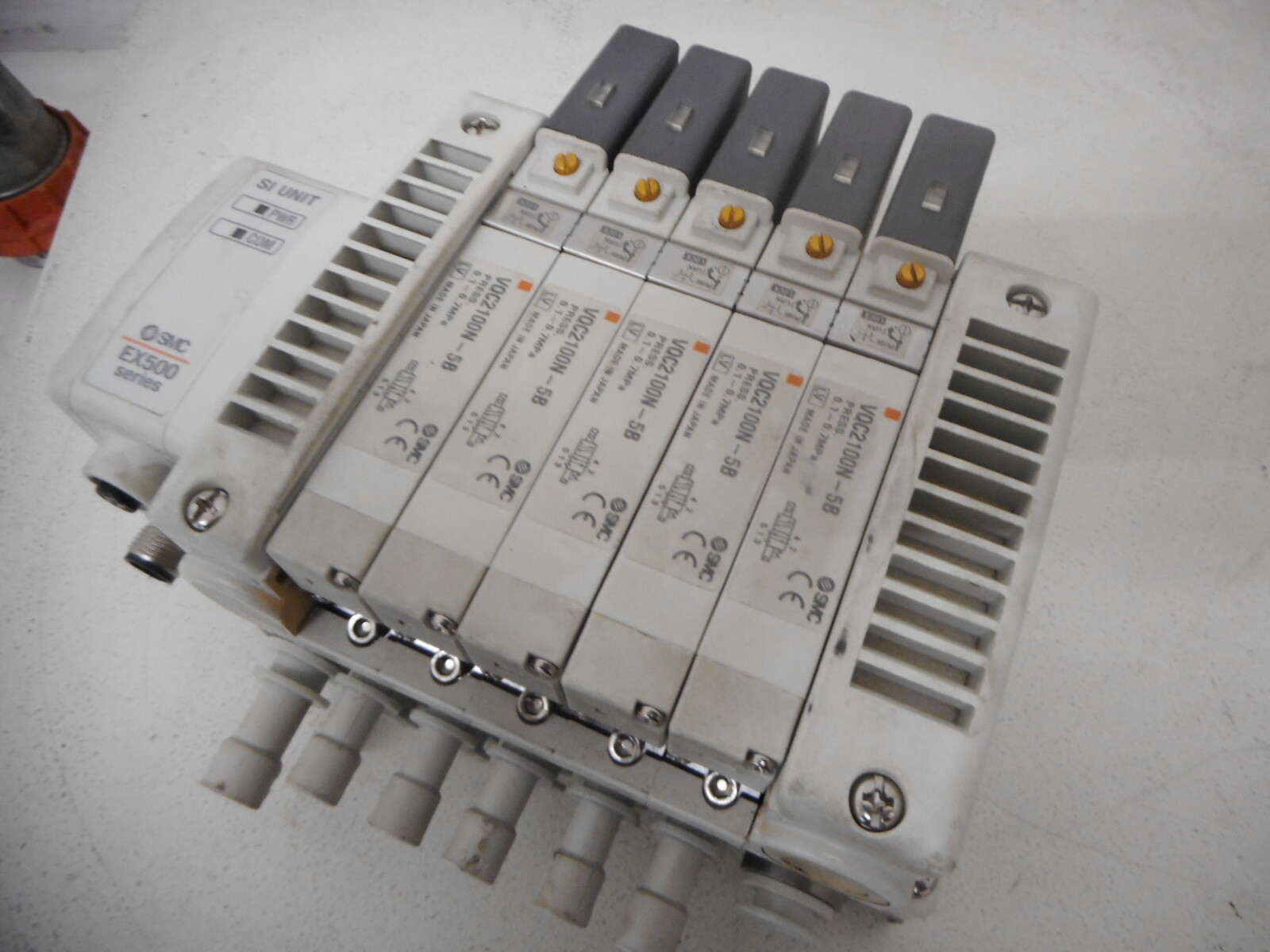 SMC VALVE TERMINAL with DEVICENET SERIAL COMMS -- 5 x VALVES -- EX500 ...