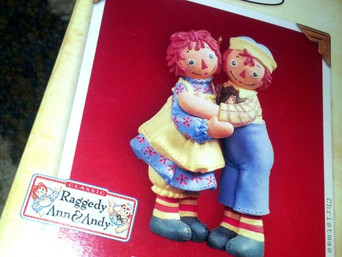HALLMARK Keepsake 2004 RAGGEDY ANN & ANDY HOLIDAY HUG Love CHRISTMAS ...