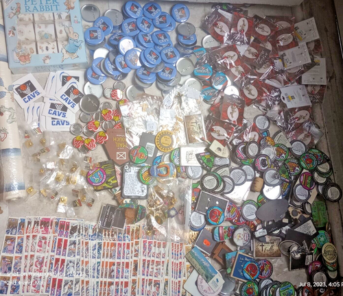 600+US CENSUS,ROSE&MIX PINS;CAVS&CRAFTS BUTTONS;MLB STICKERS;LOCATION ...