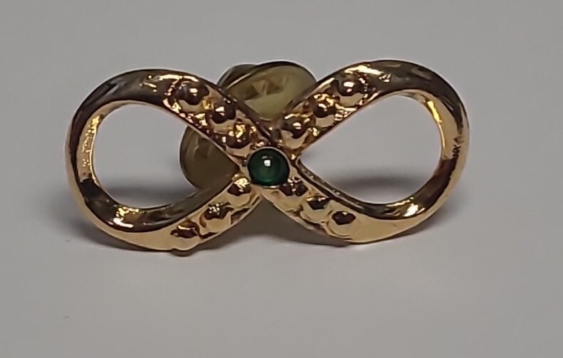HC Hattie Carnegie GoldTone Infinity Knot Grn Rhinestone Vtg Lapel Pin ...