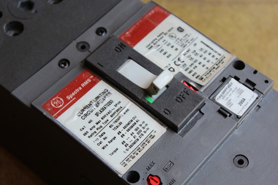 GE SPECTRA RMS CIRCUIT BREAKER - SFLA36AT0250 - 250 AMP 3 POLES W ...