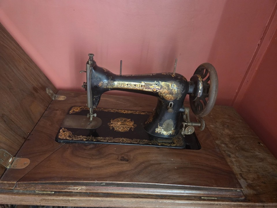 Antique Singer Treadle Sewing Machine & Table | eBay UK