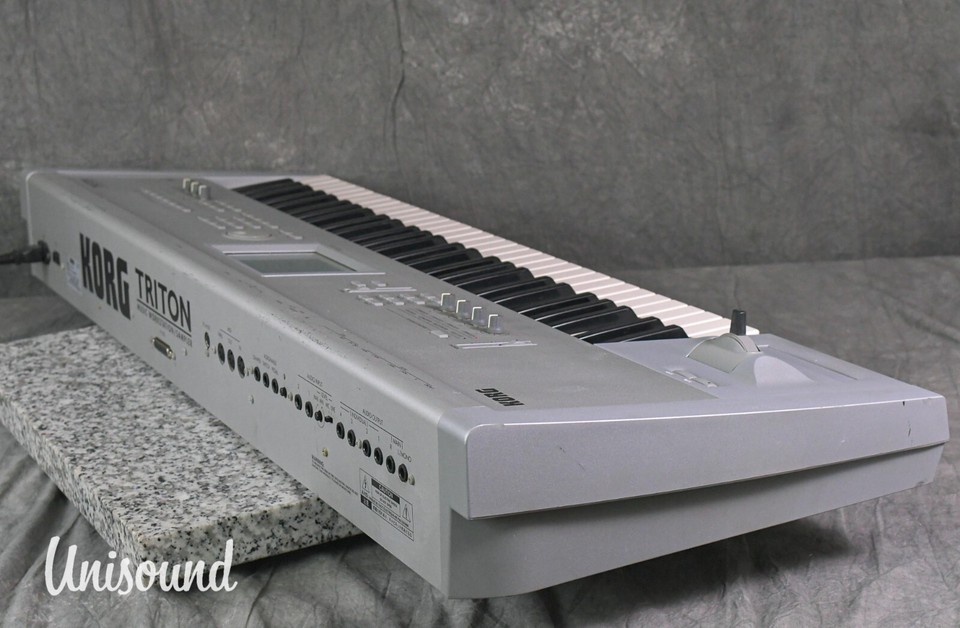 KORG TRITON 61-Key Music Workstation Synthesizer in Very Good condition ...