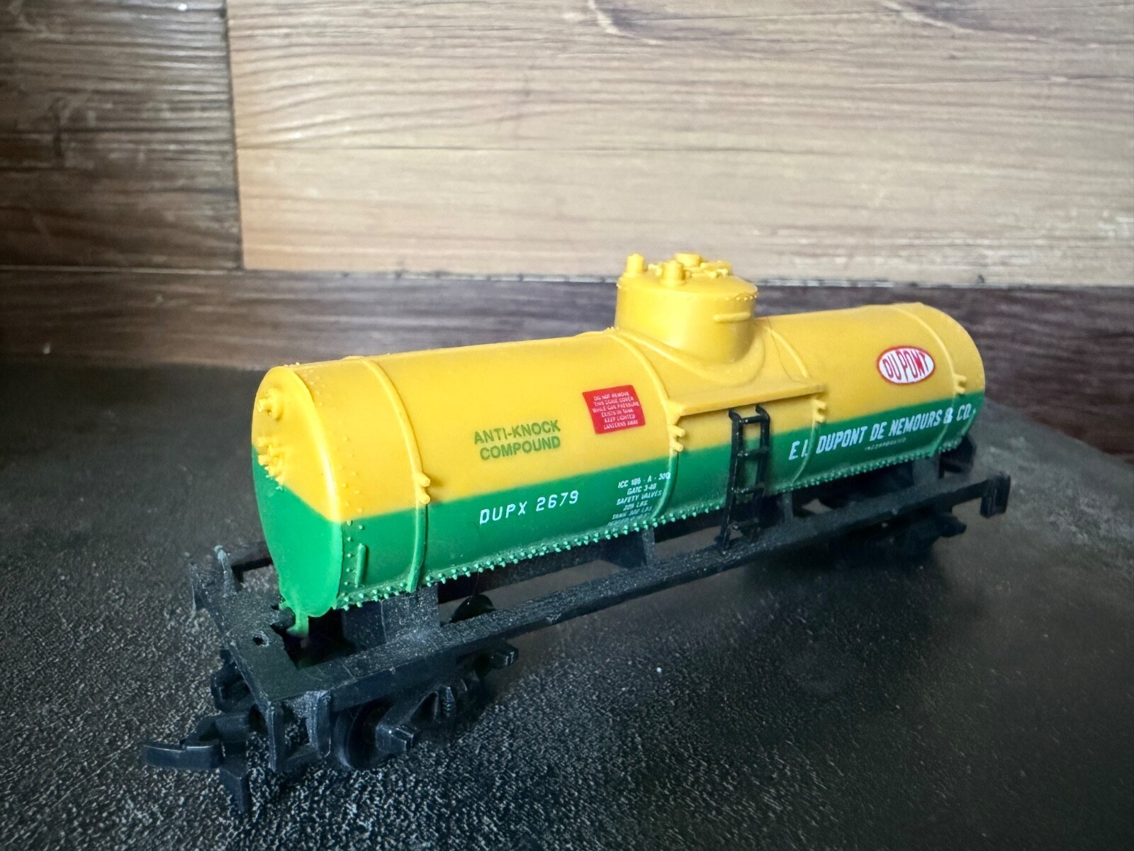 Life Like 8523 HO Scale Tank Car-Dupont. READ DISCRPITION | eBay