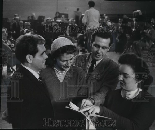1955 Press Photo Donald Gramm & singers with Waukesha symphony ...