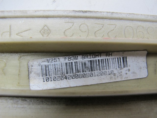 06-09 MERCEDES W251 R350 R500 FRONT RIGHT DOOR MOLDING TRIM PANEL ...