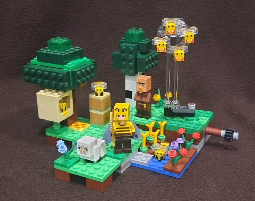 LEGO Minecraft: The Bee Farm (21165) Mostly Complete w/ Minifigs ...