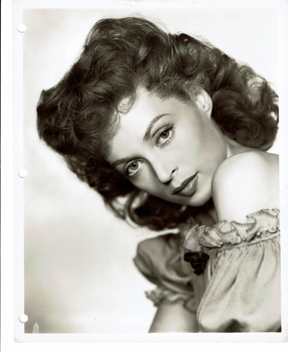 Actress Betsy Hale 60 Photos - Moonagedaydream.film