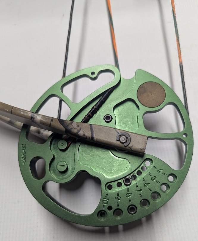 Bear Archery Lights Out Compound Bow RH 29/70 whisker biscuit arrow ...