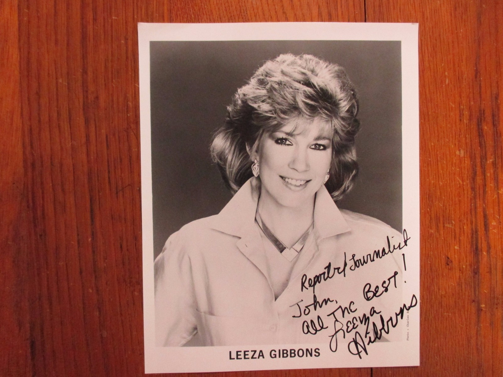 LEEZA GIBBONS ("ENTERTAINMENT TONIGHT")Signed 8 X 10 Glossy Black ...