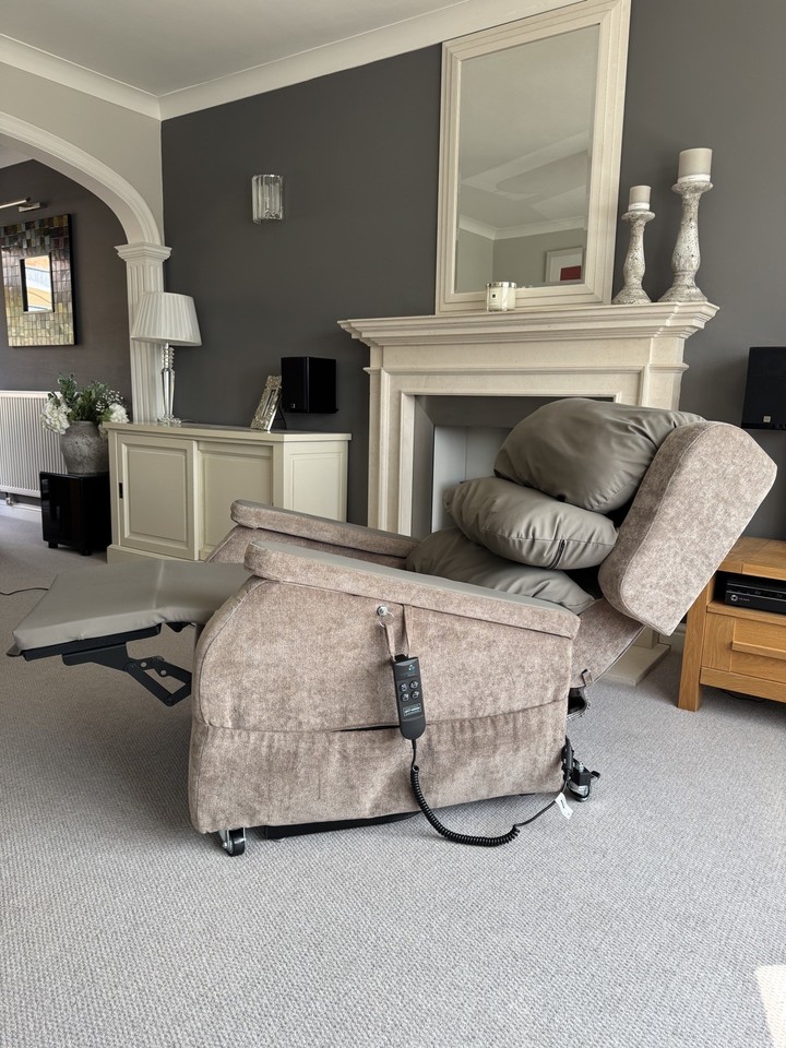 Configura By Accora - Comfort 1 Riser Recliner - Dual-Motor - VGC ...