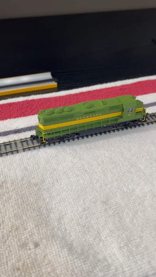 Atlas N Scale DCC Ready EMD GP40 Diesel Locomotive Seaboard Coast Line ...