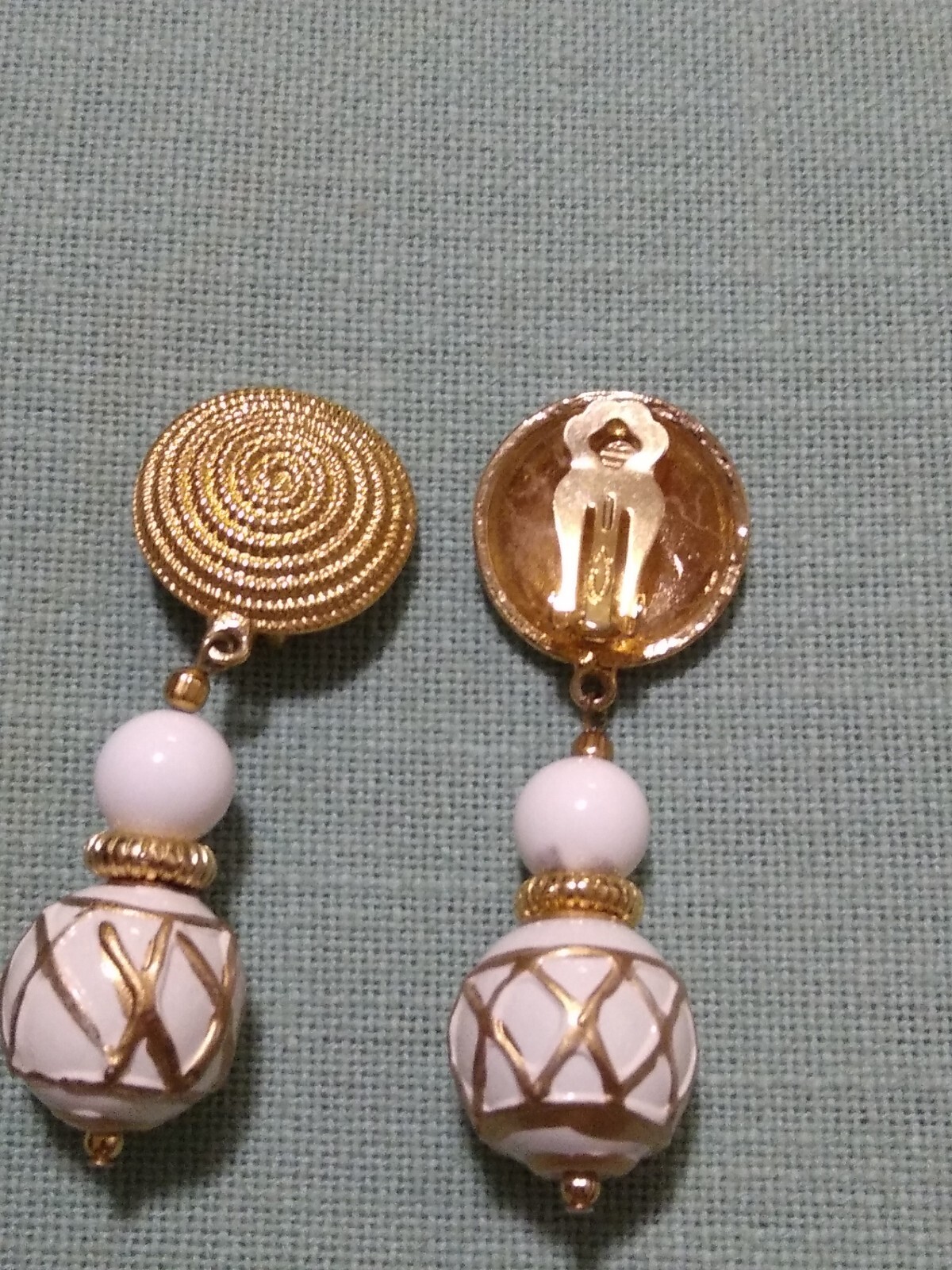 VTG ELLEN DESIGNS ART DECO DANGLE DROP White Lucite Balls Gold Clip-on ...