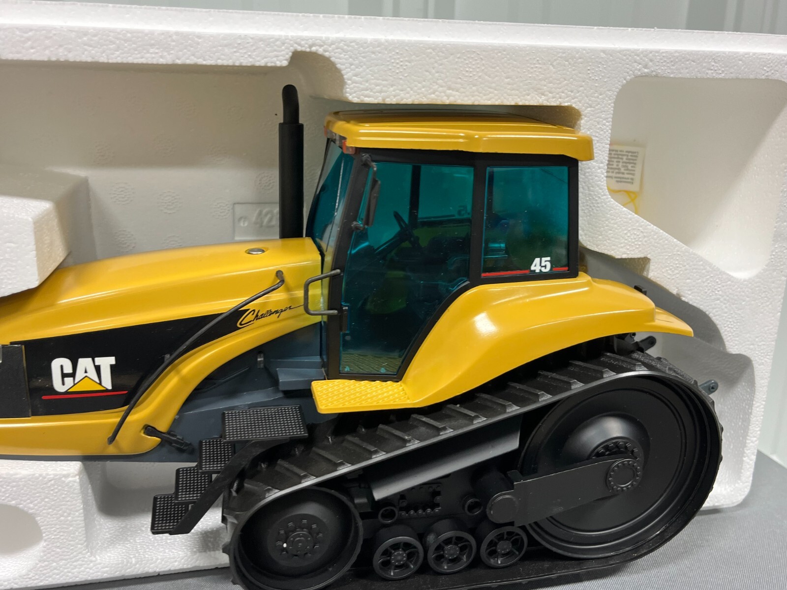 Caterpillar Cat CHALLENGER 45 Track Tractor 1:16 NIB NZG Norscot Launch ...