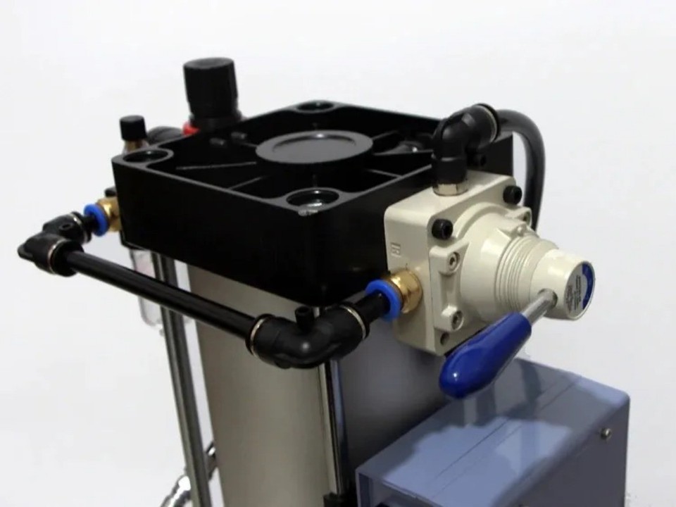 Small Household Vertical Injection Molding Machine USB Charger Power ...