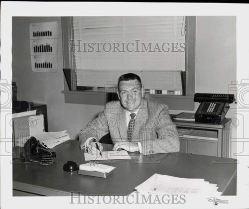 1959 Press Photo Farmers New World Life Insurance office manager Edward ...