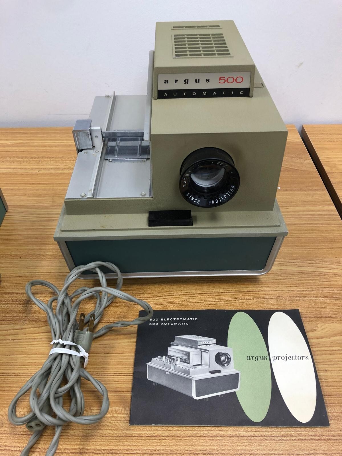 VINTAGE ARGUS 500 AUTOMATIC 660W SLIDE PROJECTOR WITH POWER CORD & CASE ...