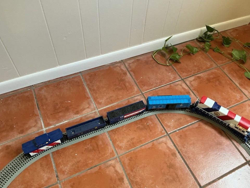 Lionel 6-82427 "The Patriot" LionChief Remote U36B Diesel Freight Set ...