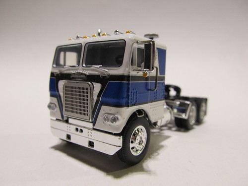 DCP FIRST GEAR 1/64 SCALE FREIGHTLINER CABOVER, WHITE & BLUE, WITH ...