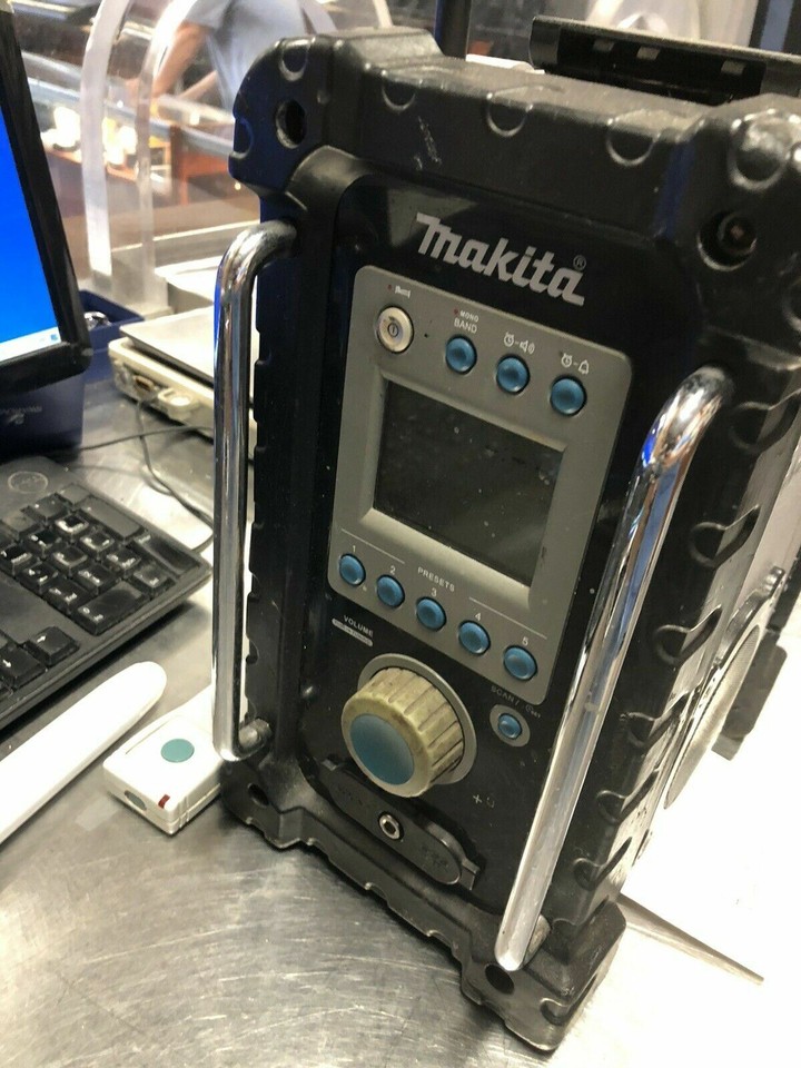 Makita BMR100 18-Volt LXT Lithium-Ion Cordless FM/AM Job Site Radio ...