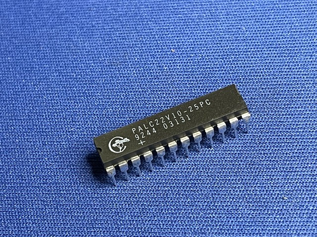 2x CYPRESS PALC22V10-25PC PALC22V1025PC Simple EPLD Programmable PDIP ...