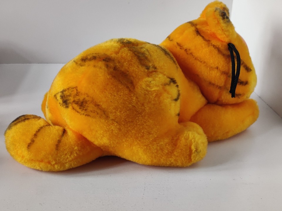 Vintage Laying Down Garfield Plush 70,s Or 80's With Free Figures Fast ...