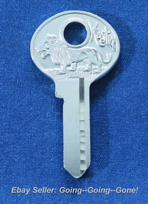 ORIGINAL VINTAGE MASTER LOCK LION KEY BLANK TINY MASTER LOCK KEY 7K M2 ...