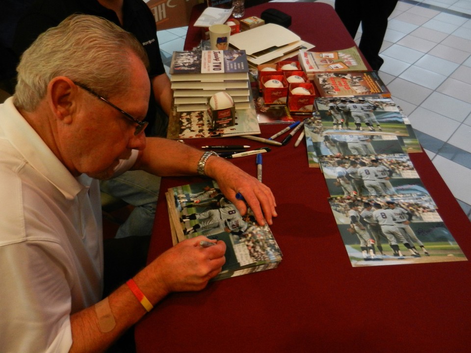 New York Mets Buddy Harrelson autographed photo in fight with Pete Rose ...