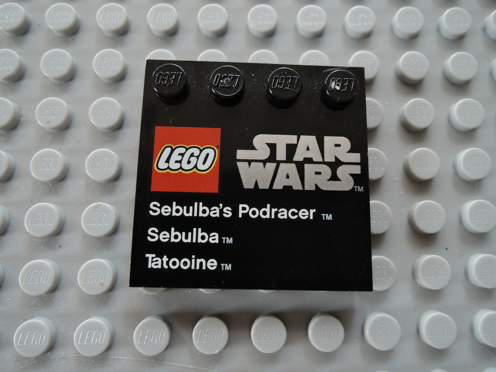 Lego 1 x Fliese 6179pb040 schwarz 4x4 bedr. Sebulba Potracer Tatooine ...