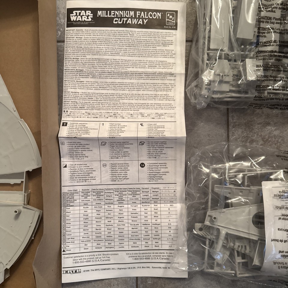 AMT ERTL Star Wars Cut-away Millennium Falcon model kit 1996 open box ...