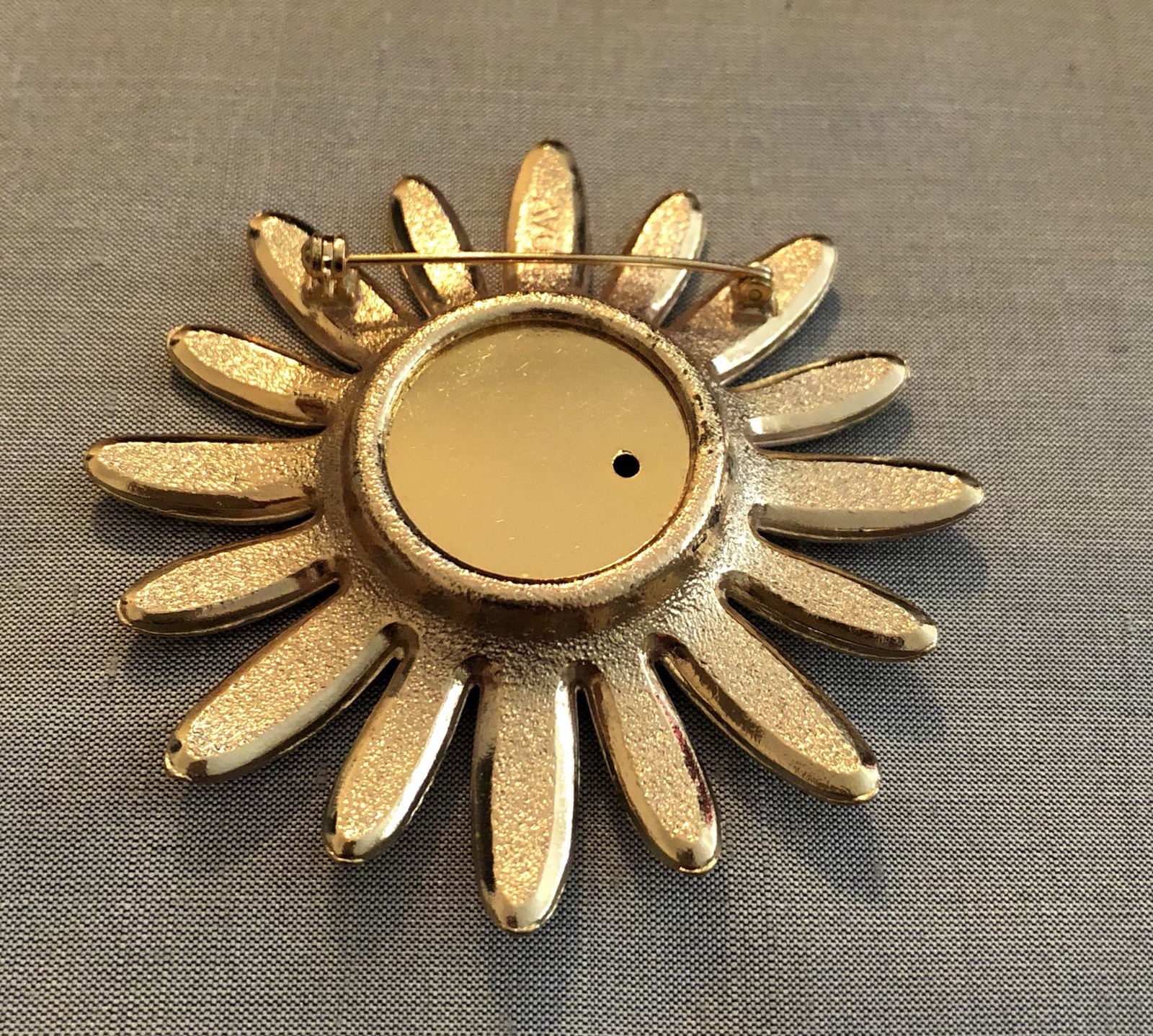 Vintage AVON Enameled Daisy Flower Compact Solid Perf… - Gem