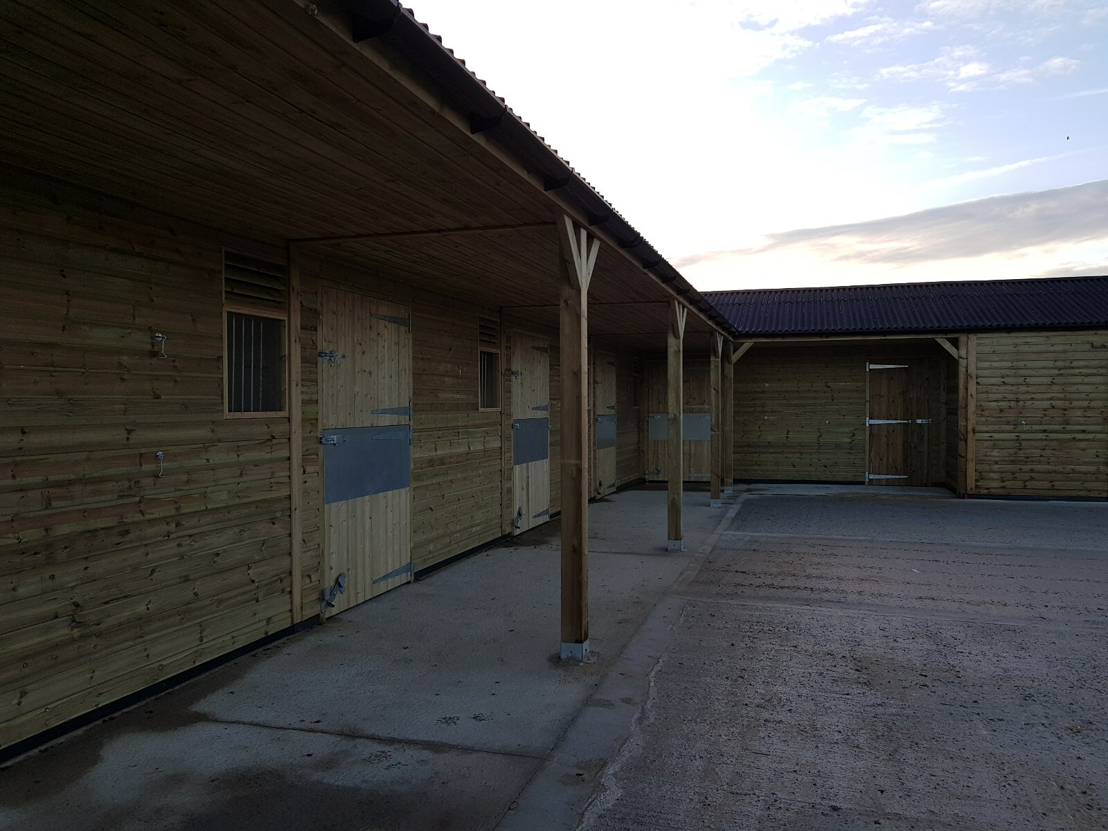 Stable Block L Block Timber Stables, Vale Stables Ltd, Stable Yard ...
