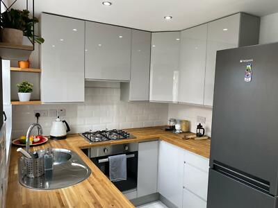 Handleless kitchen units set William, high quality light grey gloss ...