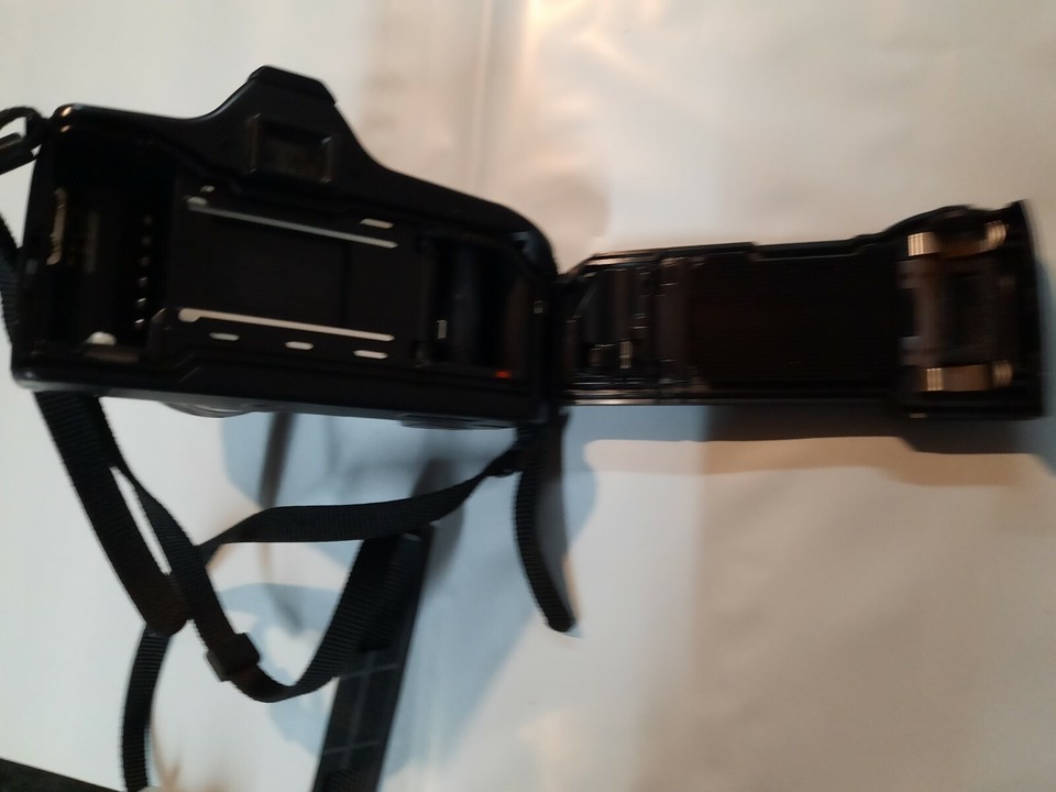 Minolta Maxxum 3000i 35mm SLR Camera Minolta Maxxum AF Zoom Lens ...