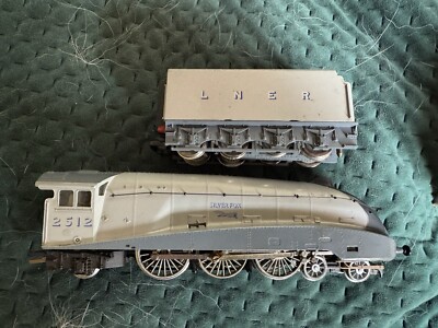 Hornby OO Gauge A4 Silver Fox 2512 LNER Grey Steam Locomotive | eBay