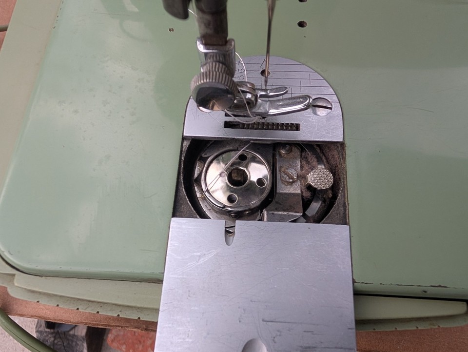 SINGER Model 185J Sewing Machine w/case Seafoam Mint Green *FREE SHIP ...