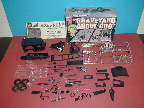 AMT 1/25 VINTAGE BARNABAS VAMPIRE VAN & GRAVEYARD GHOUL DUO MODEL KIT ...