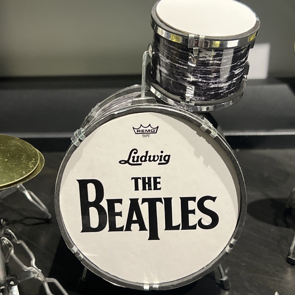 RINGO STARR Beatles Ludwig Miniature DrumSet Drum Set & Guitars ...