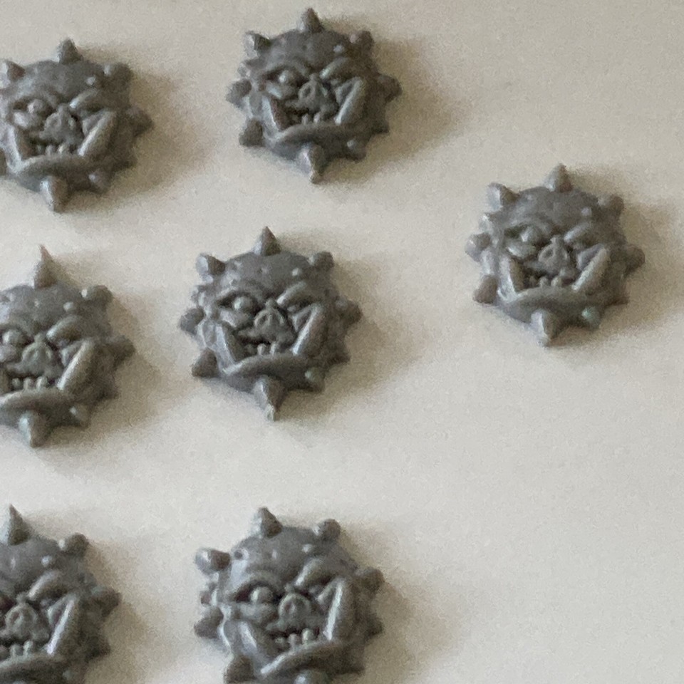 OOP Warhammer Fantasy Orcs and Goblin Evil Sun Shield Emblems (x25) K1 ...