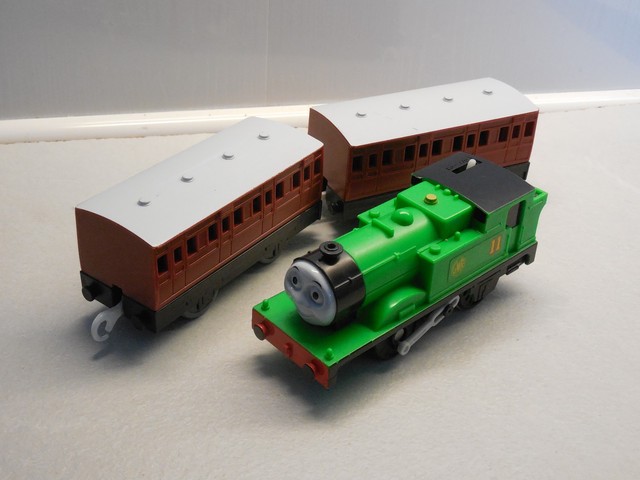 TOMY Trackmaster Thomas The Tank Engine Battery Train Oliver and ...