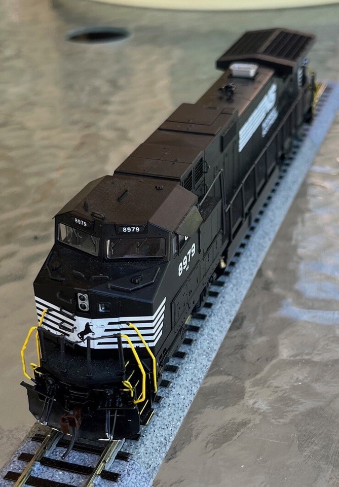 Kato - Norfolk Southern (NS) C44-9W "Dash 9" road #8979 with Digitrax ...