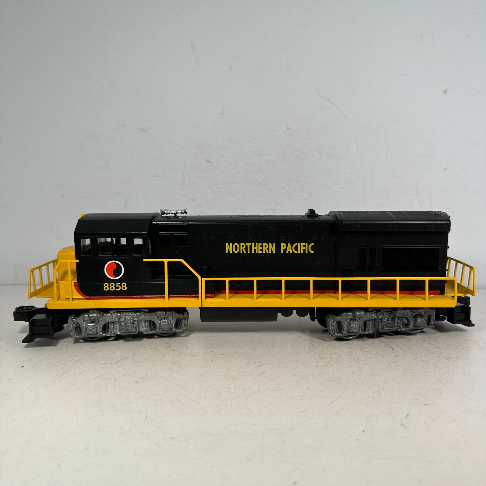 Lionel 6-8858 O Gauge Northern Pacific NP U36B Locomotive Non-Powered ...