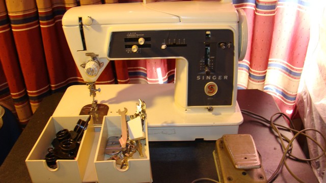 Vintage Singer model 655 G Sewing Machine w/ cams & some accessories ...