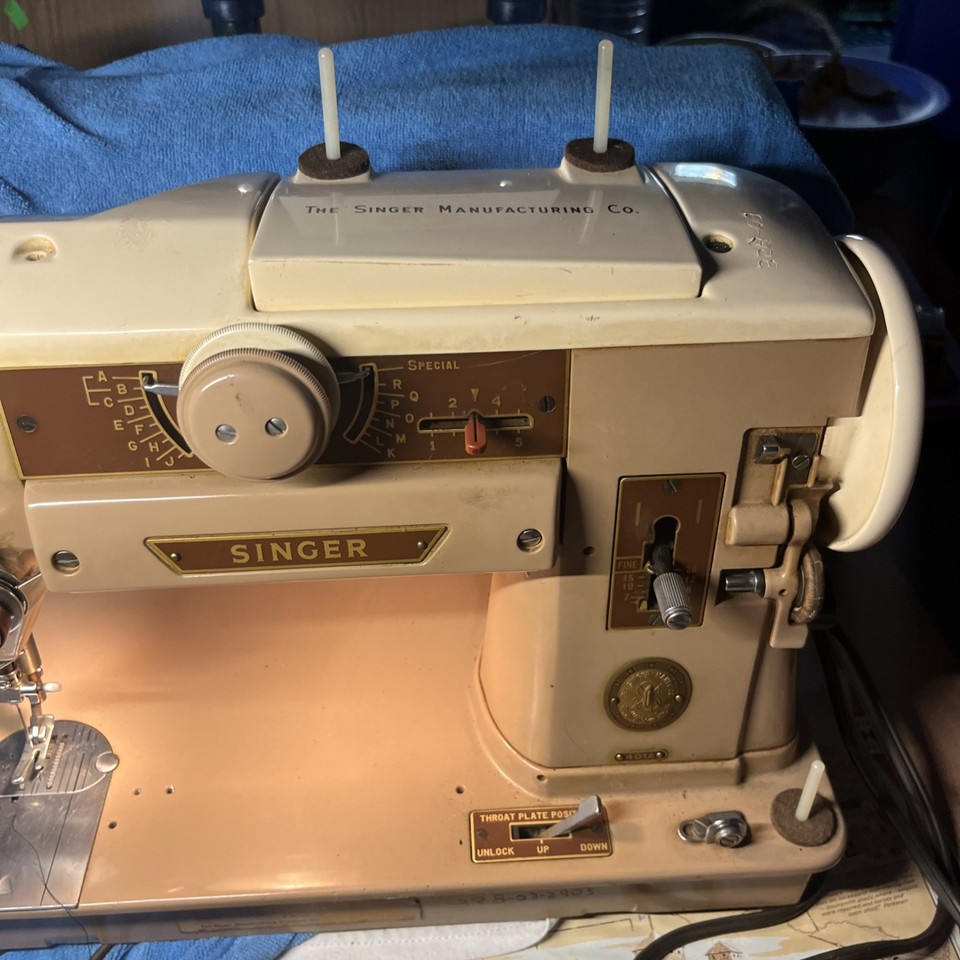 VINTAGE SINGER SEWING MACHINE 401A, SLANT NEEDLE Great Condition ...
