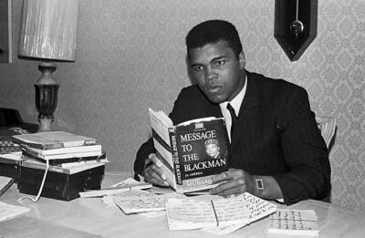 Muhammad Ali Reading A Book 1968 OLD BOXING PHOTO | eBay Australia
