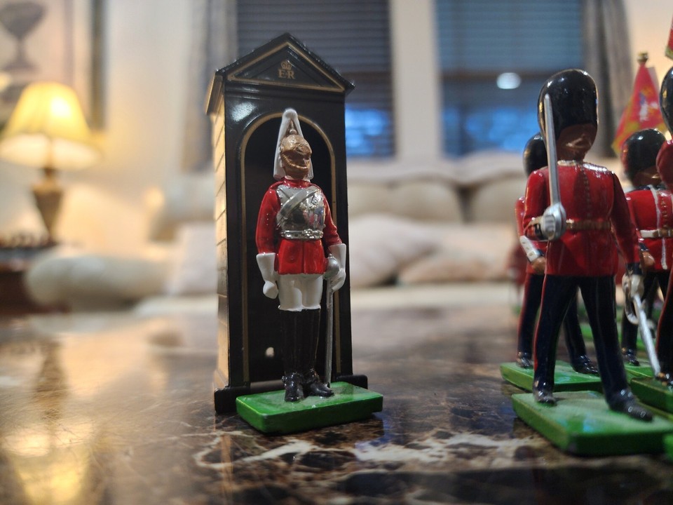 HUGE W Britain Lot Of 32 Ceremonial Soldiers Scots Welsh Beefeater Life ...