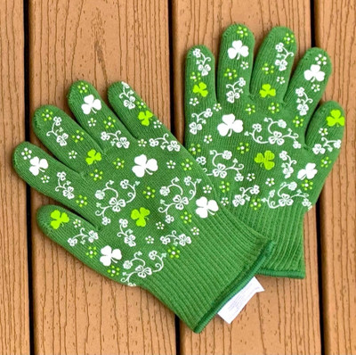 TEMPTATIONS OVEN SAFE GLOVES “LUCKY SHAMROCKS”… RARE … NWTS!!! … SIZE ...