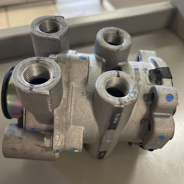 Genuine Bendix 800633 E-8p Foot Brake Valve for sale online | eBay