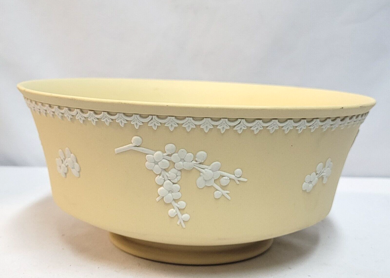 Wedgwood Jasperware Primrose Yellow Cream Prunus Blossoms 8" Footed ...